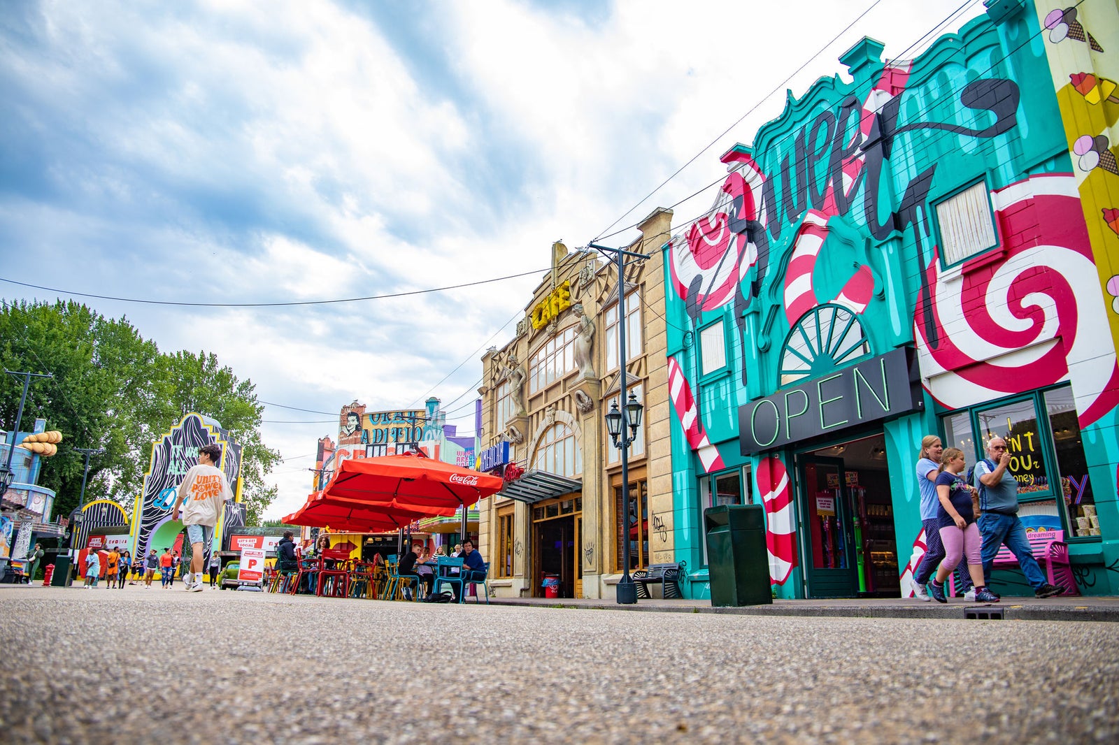 Main Street, this is where your adventure begins! | Walibi Holland